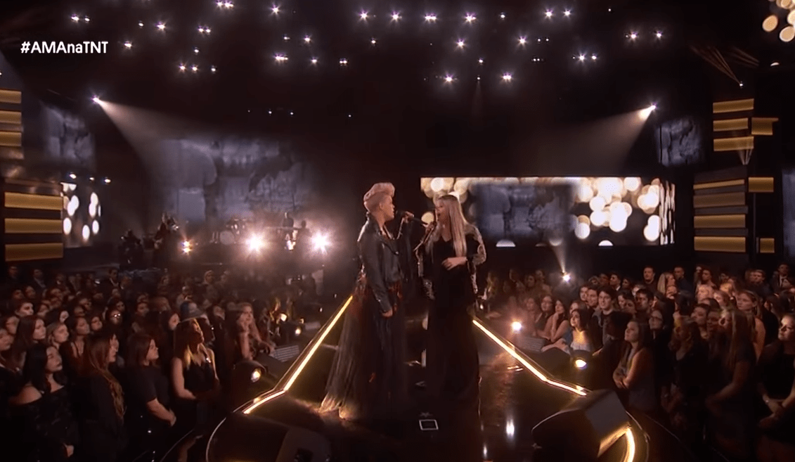 Kelly Clarkson & Pink Sing Duet At AMAs. -InspireMore.com