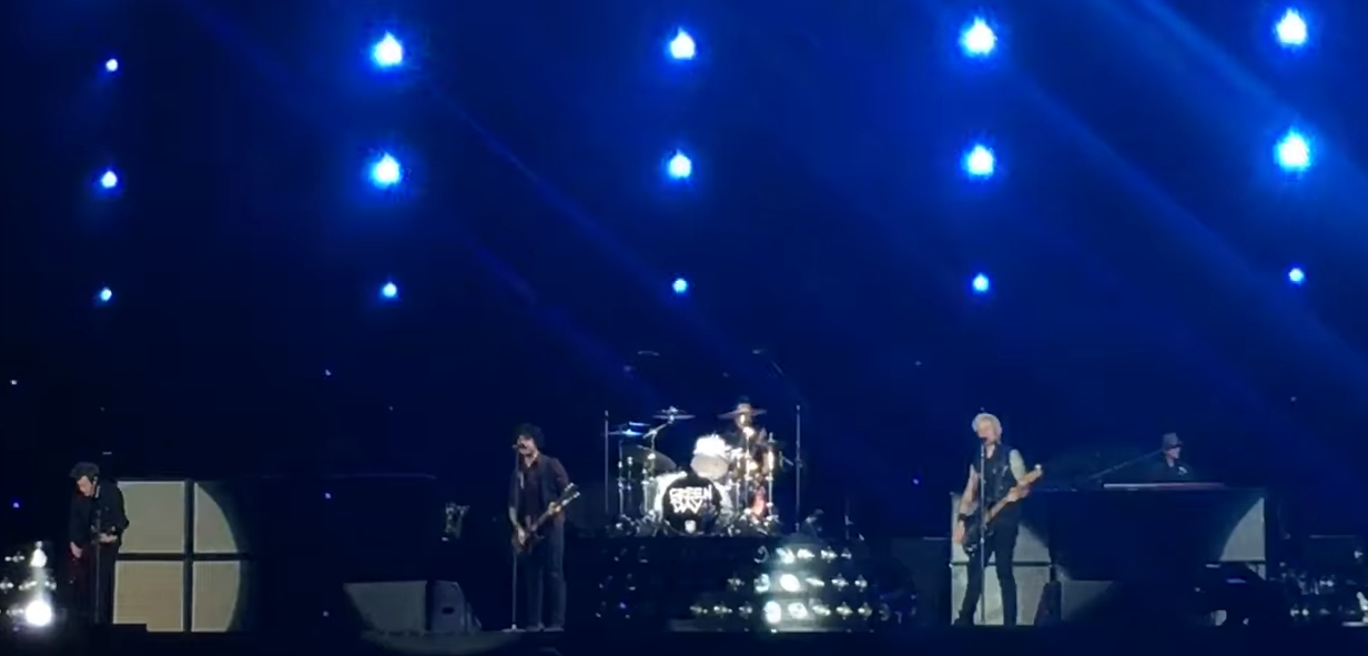 London Concertgoers Sing "Bohemian Rhapsody" - InspireMore