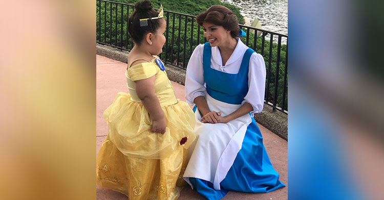 Little Girl With Dwarfism Meets Her Hero At Disney World - InspireMore