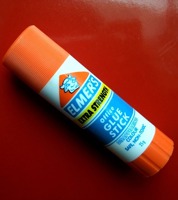 Kindergarten Teacher's “Glue Stick Pledge" Goes Viral - InspireMore