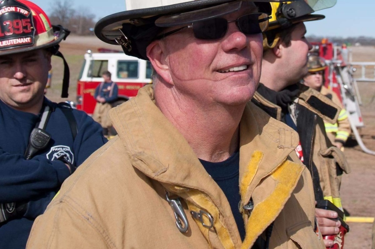 Firefighters Show Up At Graduation To Support Fallen Chief's Daughter ...