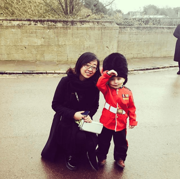 Queen's Guard Soldier Poses For Photo With 4-Yr-Old In Uniform ...