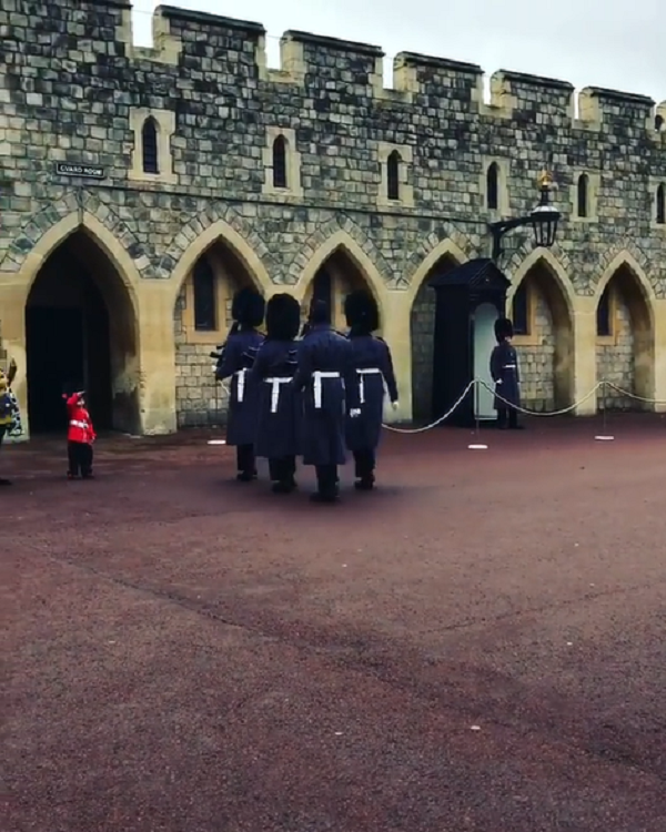 Queen's Guard Soldier Poses For Photo With 4-Yr-Old In Uniform ...