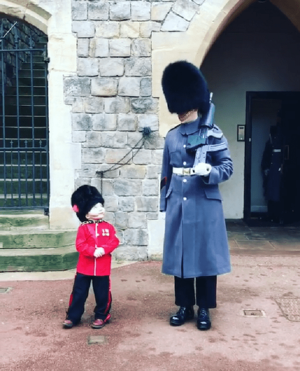 Queen's Guard Soldier Poses For Photo With 4-Yr-Old In Uniform ...