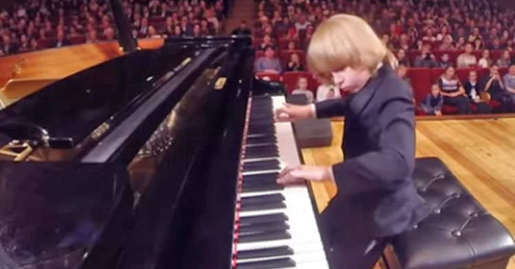 8-Yr-Old Piano Prodigy Stuns Audience With Dazzling Performance ...