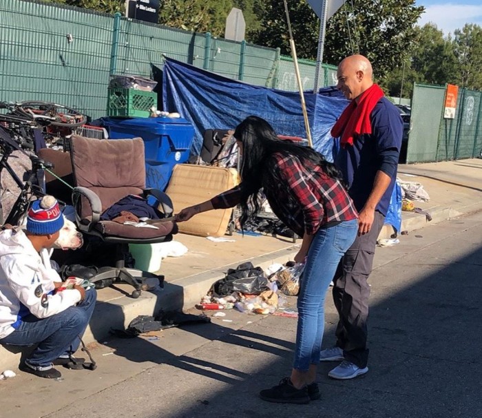 Veterinarian Helps Care For Homeless Pets In Southern California ...