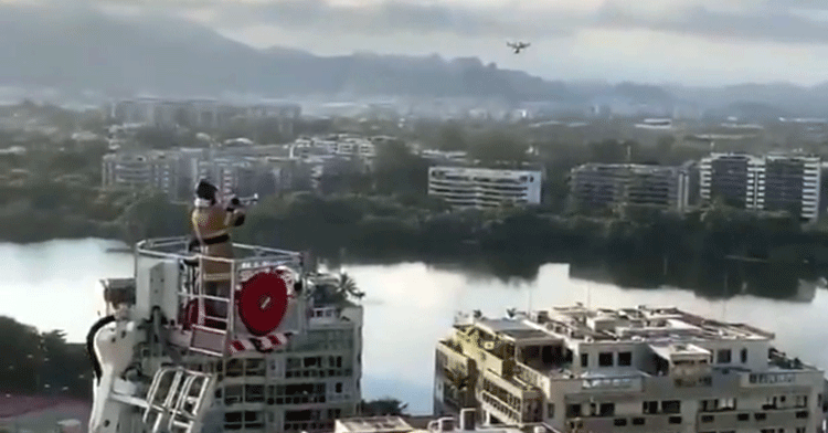Brazilian Firefighter Plays Trumpet For Quarantined Residents - InspireMore