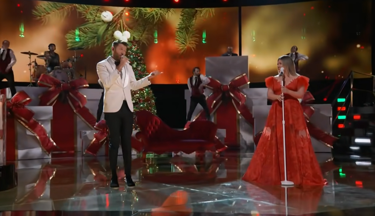Kelly Clarkson And Brett Eldredge Release New Holiday Song And It's An ...