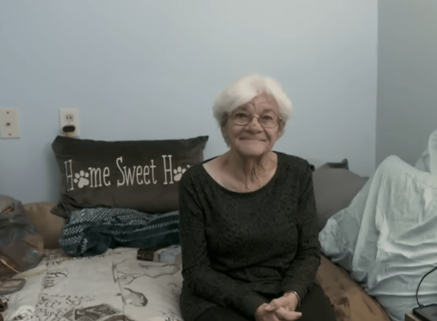 "It Means Everything." Neighbors "Adopt" Grandma After She Loses ...