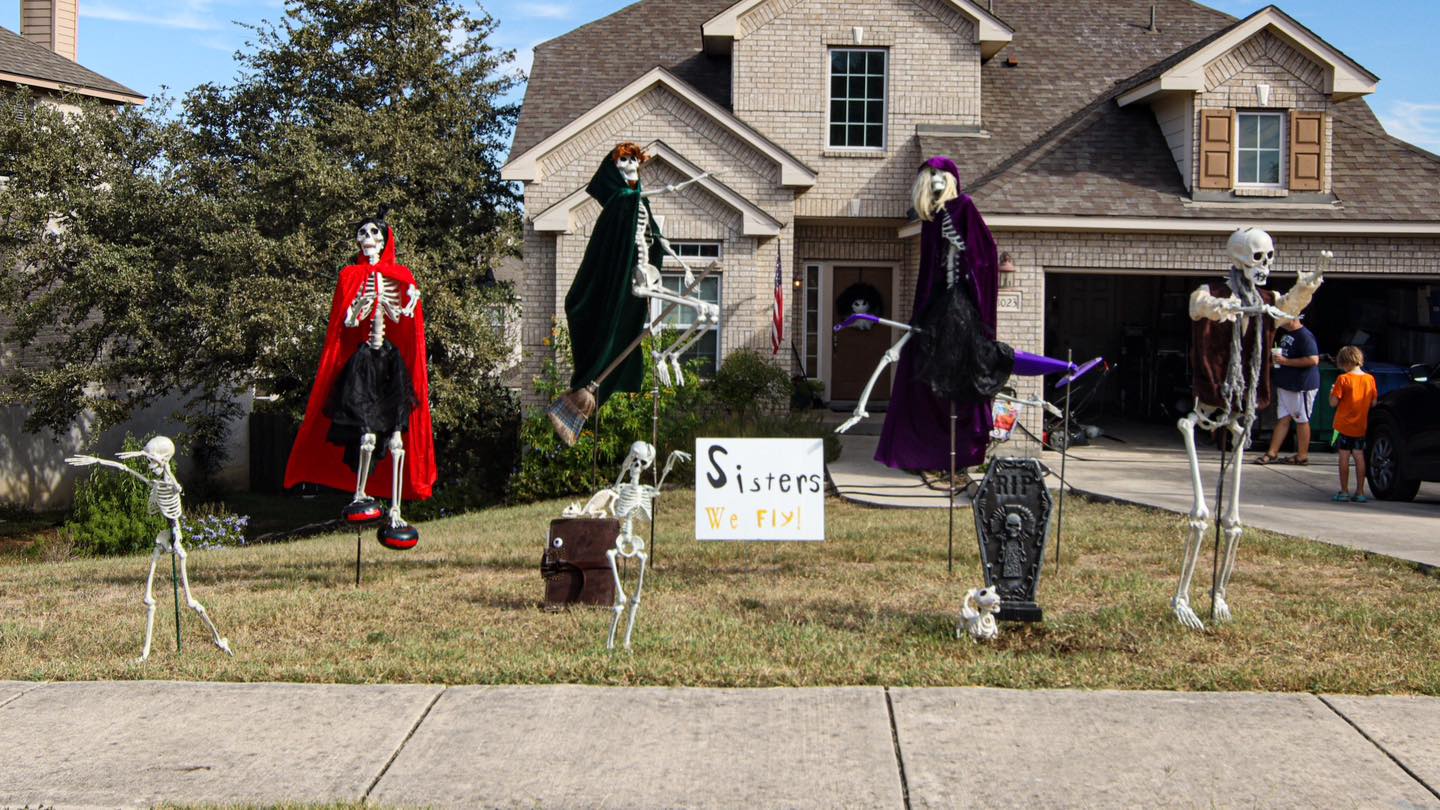 15 Rib-Tickling Halloween Displays From This Skeleton-Loving "Goofball ...