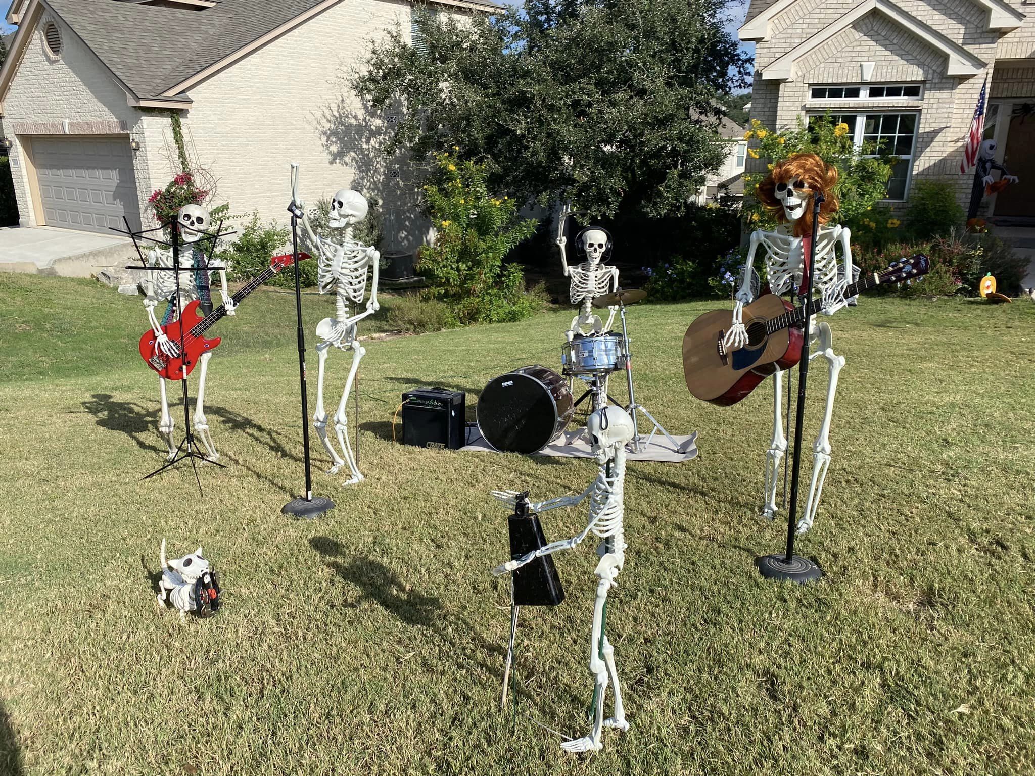 15 Rib-Tickling Halloween Displays From This Skeleton-Loving "Goofball ...