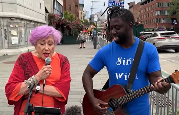 Grandma Sings "Amazing Grace" With Street Performer And Melts Our ...