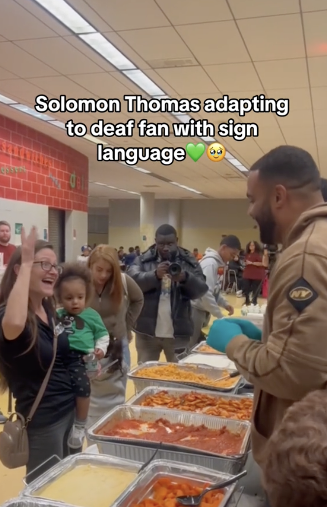 NFL Player Uses Sign Language To Communicate With Young Deaf Fan At ...