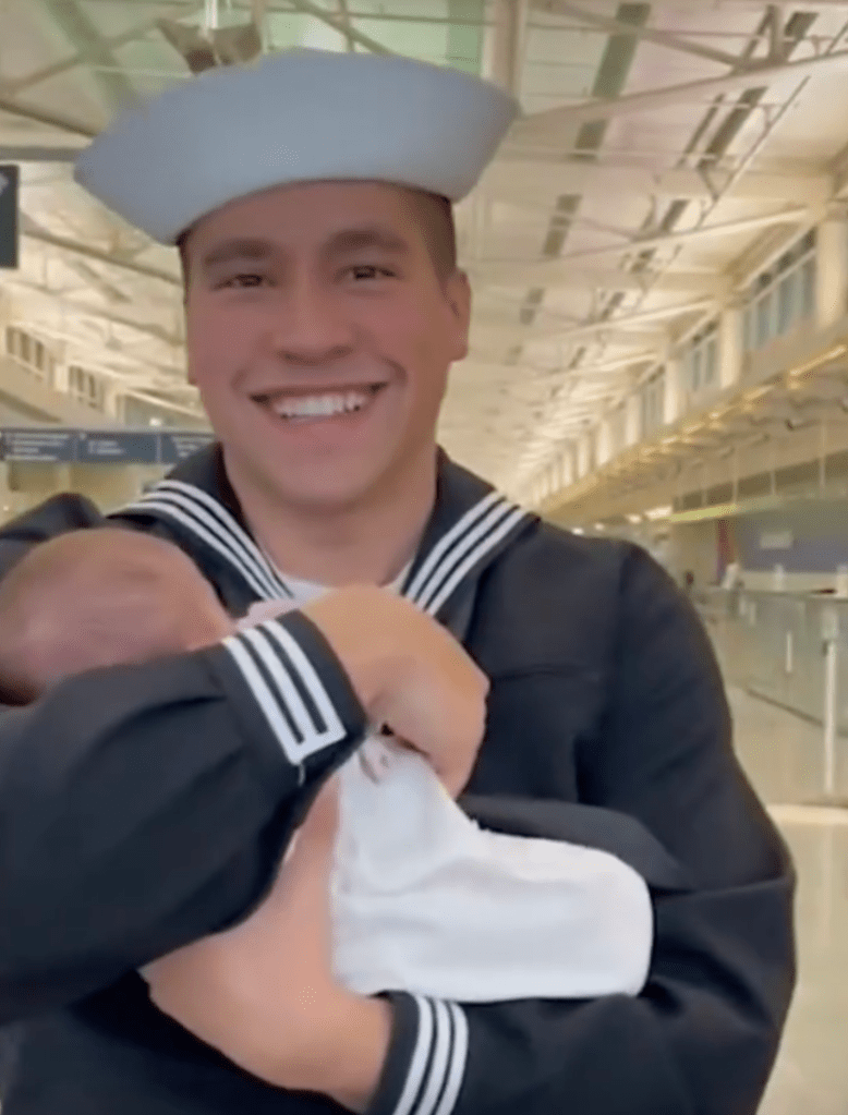 Navy Sailor Reunites With Wife Who Brought An Incredible Surprise: His ...