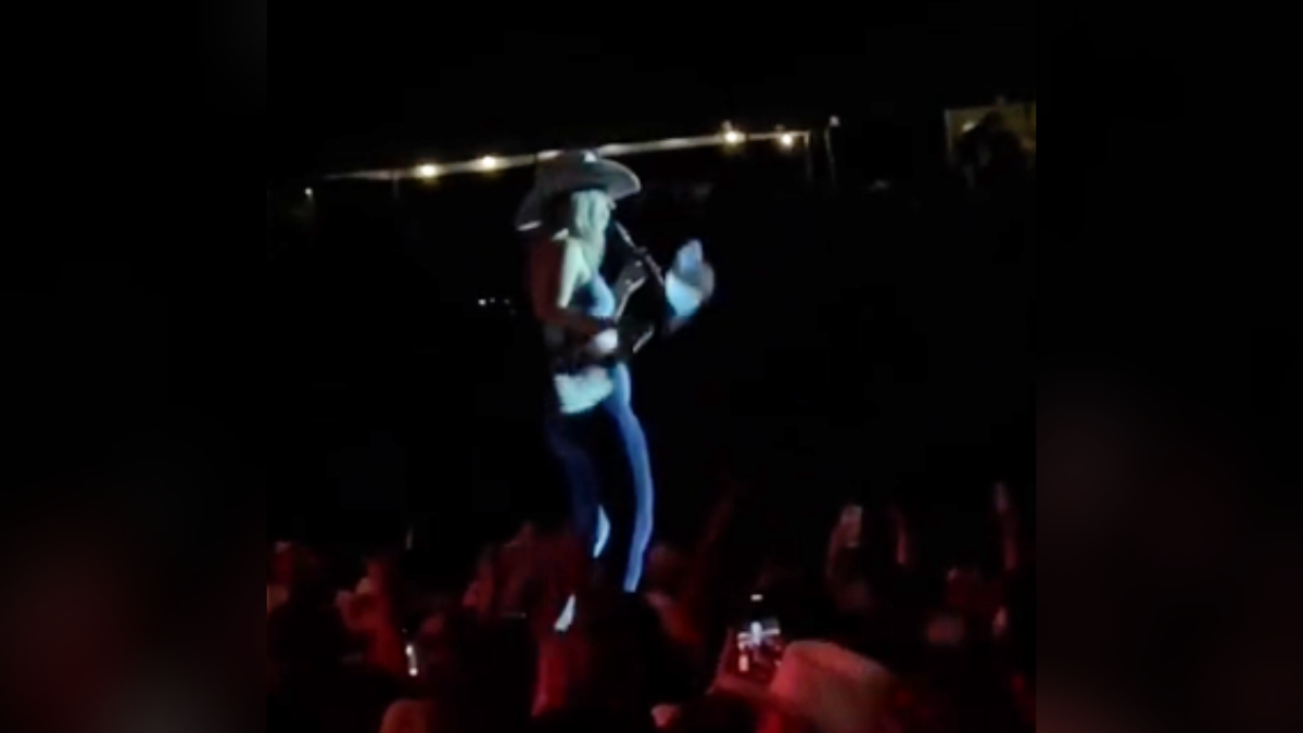 Lainey Wilson Wields A Fan's Prosthetic Leg At Country Fest Ohio ...
