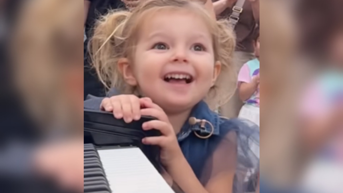 3-Year-Old Crashes Pianist's Performance & Stuns By Singing! – InspireMore