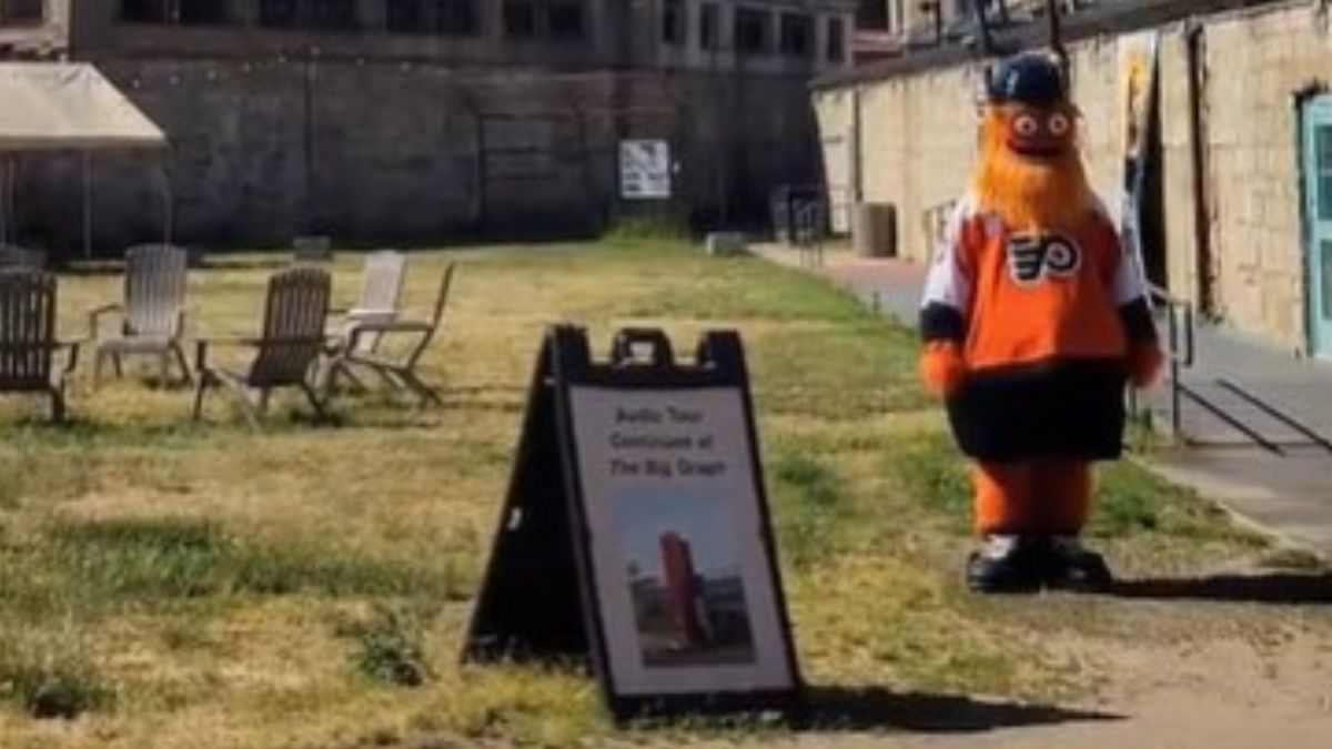 Flyers Mascot "Gritty" Finds Perfect Purpose In Spooky Audition ...