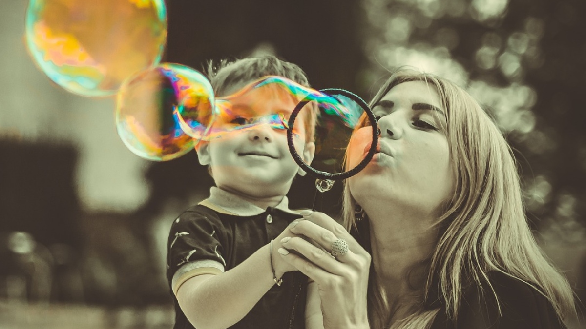 Toddler Has Epic Reaction To Seeing Bubbles For The First Time ...