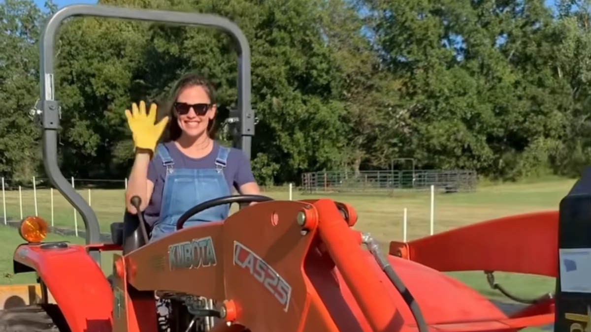 Jennifer Garner Gets Bamboozled In Hilarious Farm Video Outtake