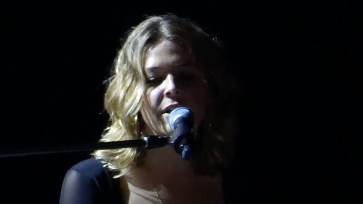 Maggie Rogers Sings Bittersweet Tearful Liam Payne Tribute