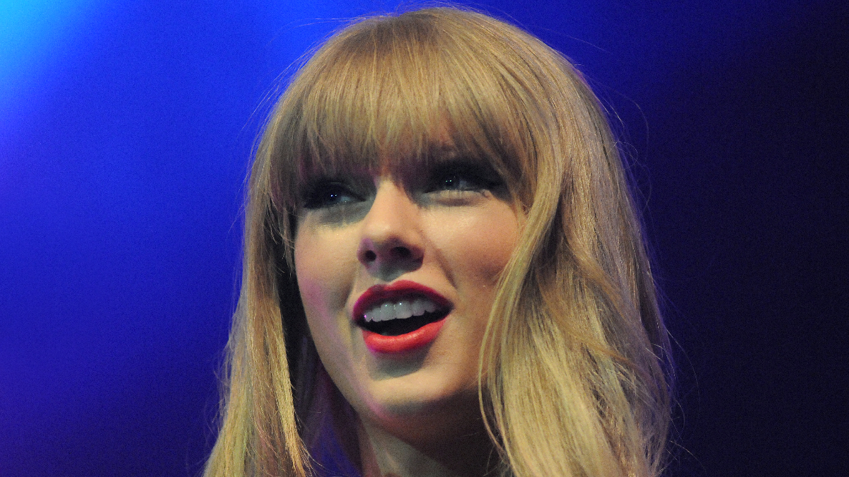 Taylor Swift Fan Goes Viral For Creative Costume & Gets Surprise