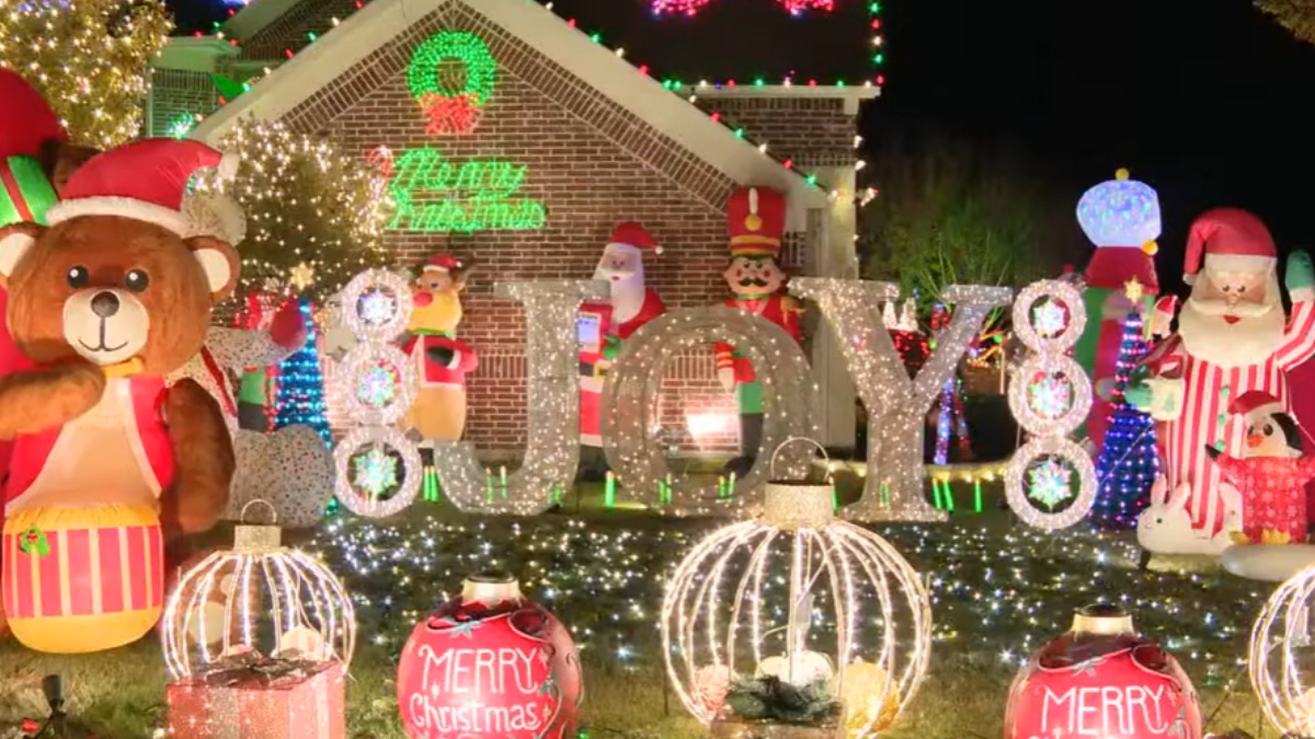 Couple's Elaborate Christmas Lights Display Has Moving Backstory ...