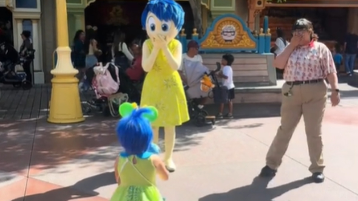 Pure Joy: Girl Dressed As "Inside Out" Character Finds Her Twin ...