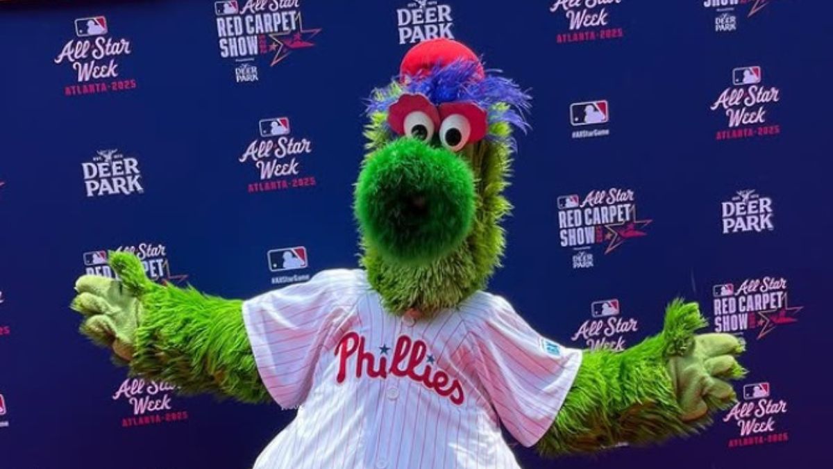 Phillie Phanatic Plays The Role Of Chew Toy While Meeting Puppy ...