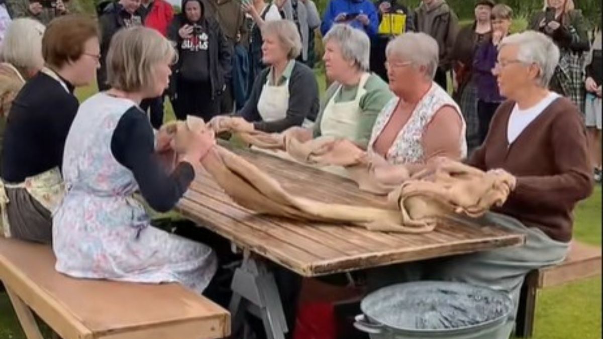 Singing Women Demonstrate The Process Of Waulking Wool – InspireMore