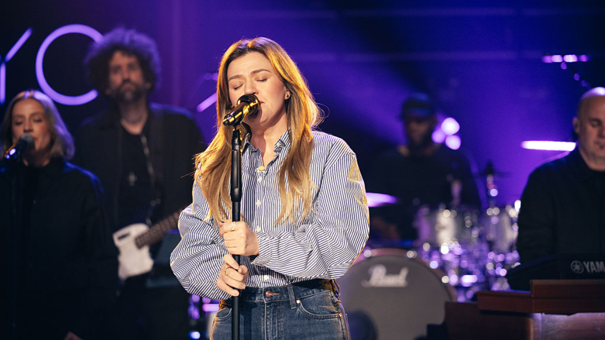 Kelly Clarkson Shows Off Major Transformation