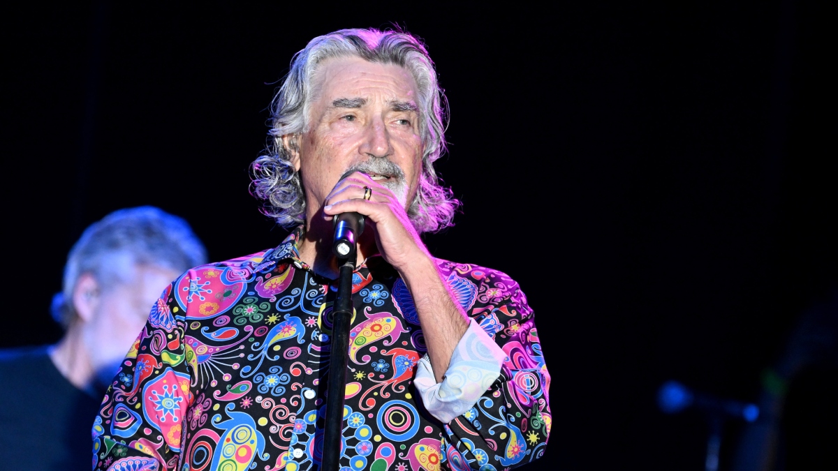 Iconic Country Singer Gives Health Update After Cancer Diagnosis