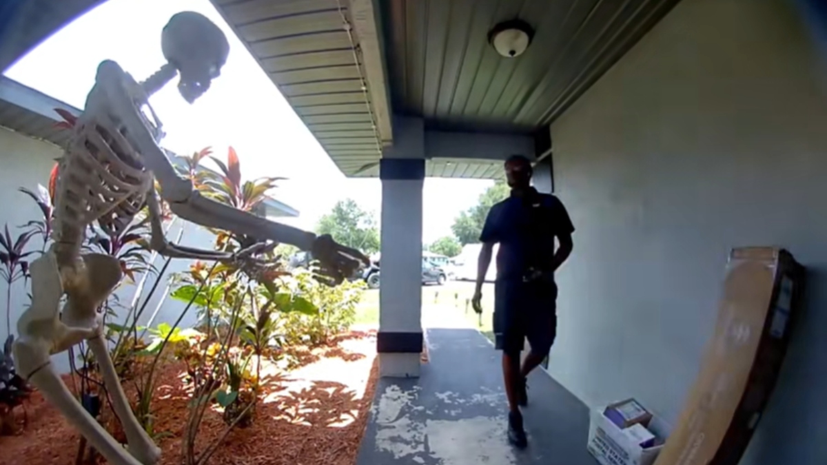 Modified Halloween Decoration Has FedEx Driver In Stitches – InspireMore