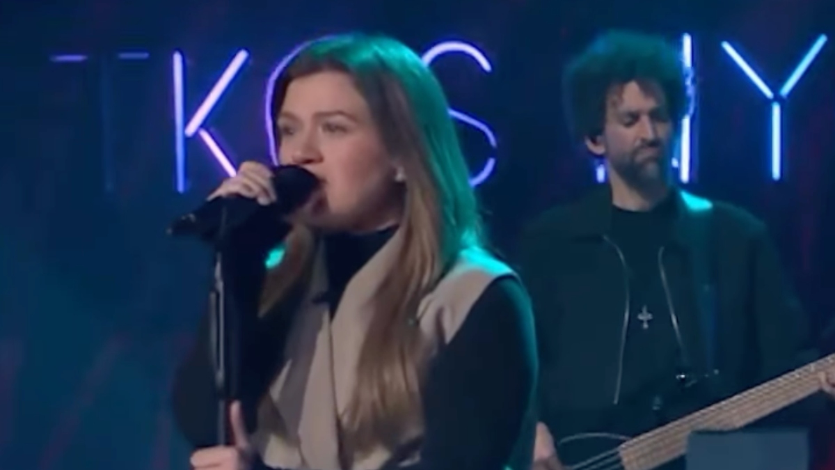 Kelly Clarkson Takes on 'KPop Demon Hunters' Hit